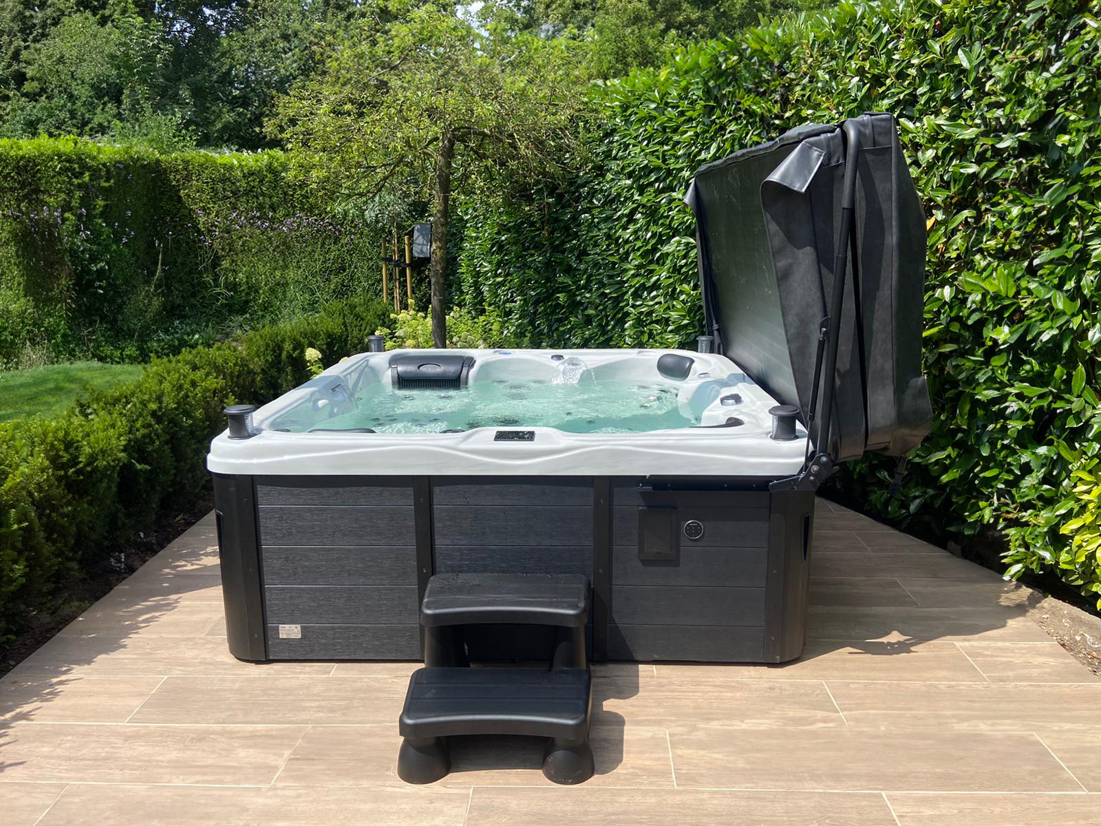 Hoe u uw jacuzzi klaar maakt voor het seizoen